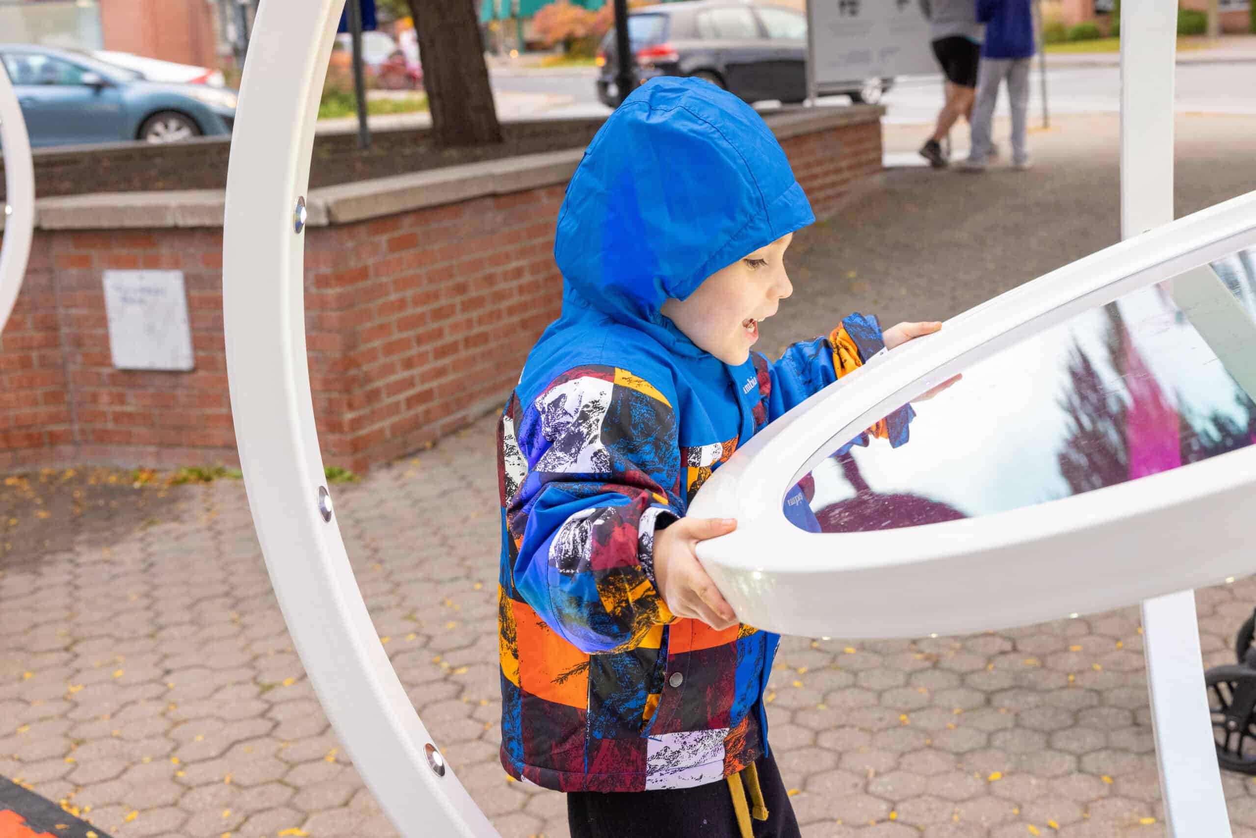 Optik - a colorful & playful Creos interactive installation