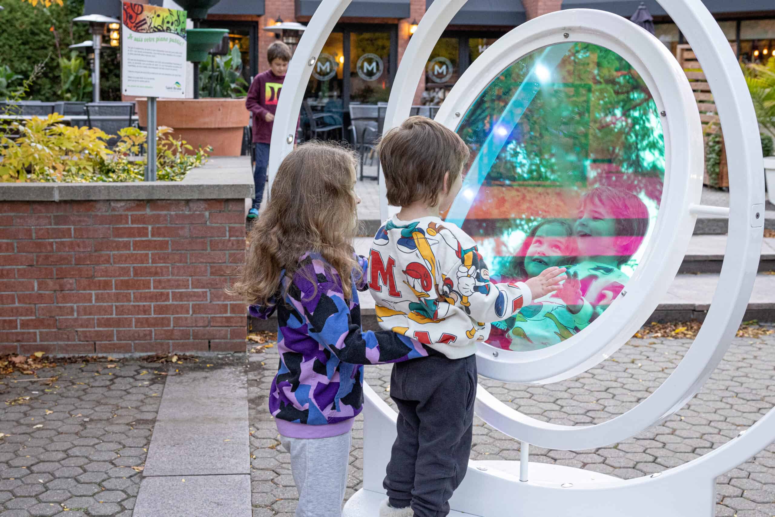 Optik - a colorful & playful Creos interactive installation